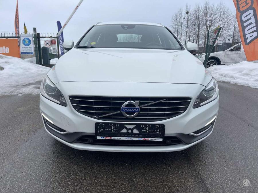 White Volvo V60 2014 in Kaunas, with an engine capacity of 1.97 L and mileage of 256 thousand km for 6950 €, photo 4 on AUTOMOTO.COM.LV