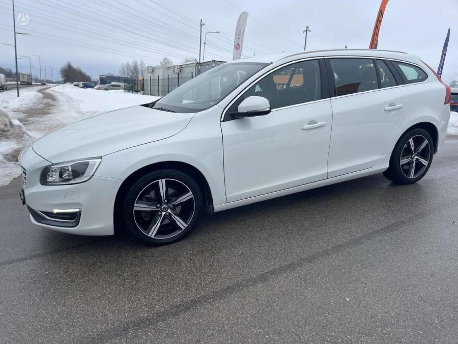 White Volvo V60 2014 in Kaunas, with an engine capacity of 1.97 L and mileage of 256 thousand km for 6950 €, photo 7 on AUTOMOTO.COM.LV