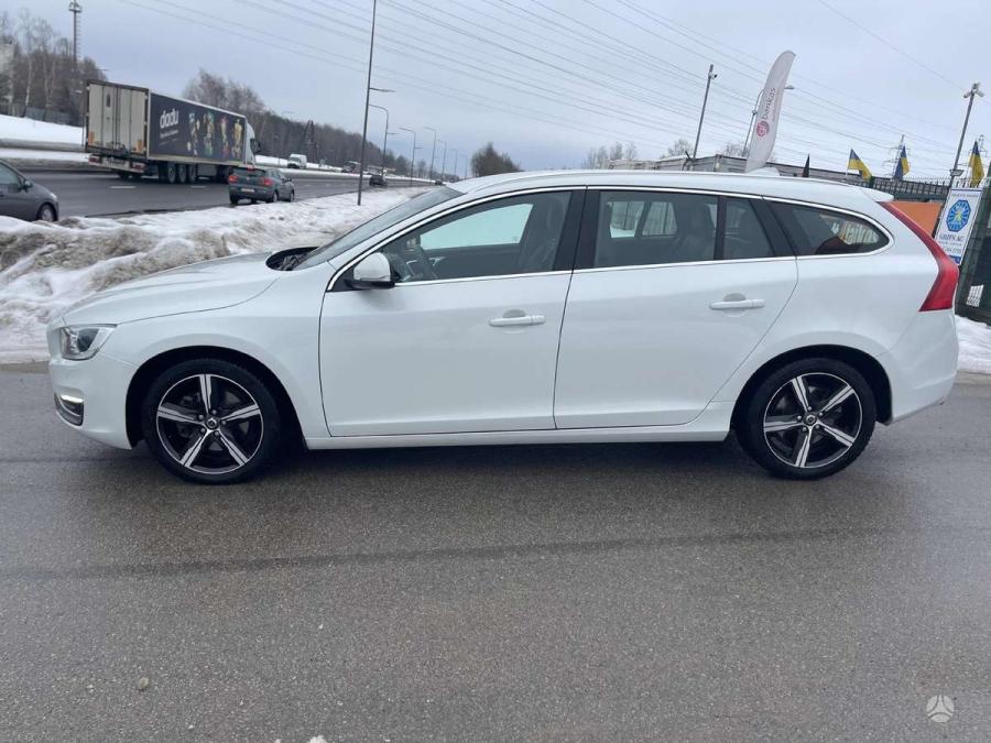 White Volvo V60 2014 in Kaunas, with an engine capacity of 1.97 L and mileage of 256 thousand km for 6950 €, photo 8 on AUTOMOTO.COM.LV