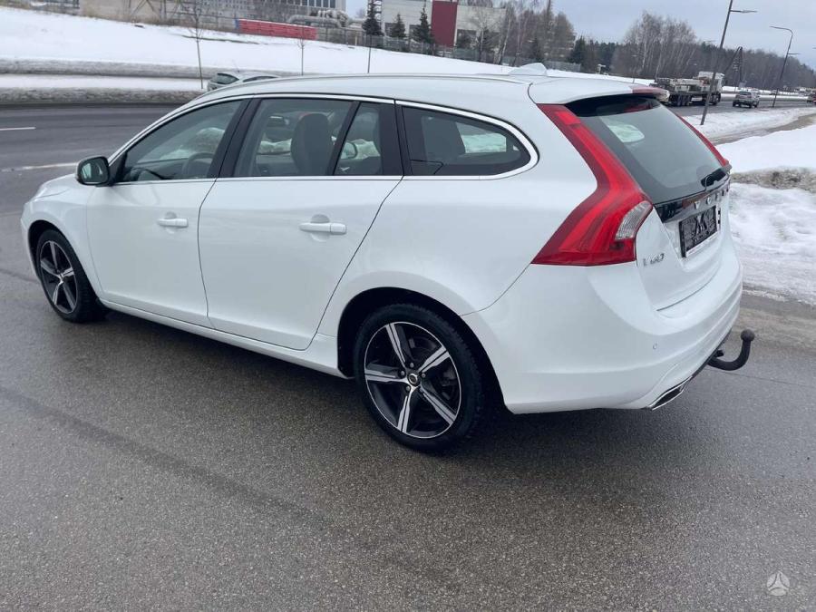 White Volvo V60 2014 in Kaunas, with an engine capacity of 1.97 L and mileage of 256 thousand km for 6950 €, photo 9 on AUTOMOTO.COM.LV