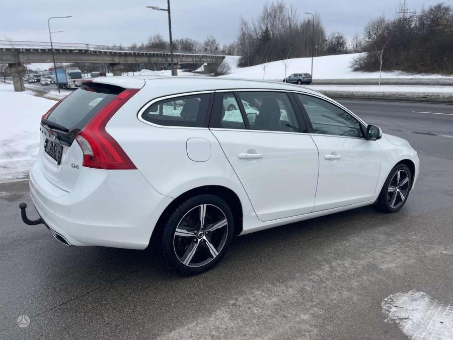 White Volvo V60 2014 in Kaunas, with an engine capacity of 1.97 L and mileage of 256 thousand km for 6950 €, photo 15 on AUTOMOTO.COM.LV