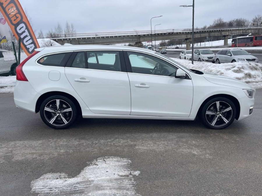 White Volvo V60 2014 in Kaunas, with an engine capacity of 1.97 L and mileage of 256 thousand km for 6950 €, photo 16 on AUTOMOTO.COM.LV