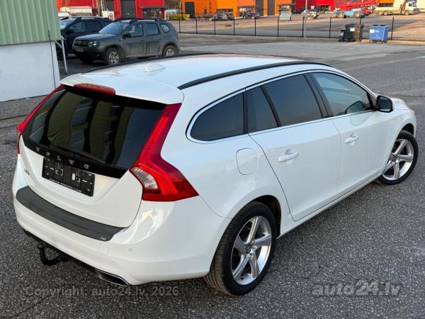 White Volvo V60 2014 in Tartu, with an engine capacity of 2.00 L and mileage of 261 thousand km for 8999 €, photo 4 on AUTOMOTO.COM.LV