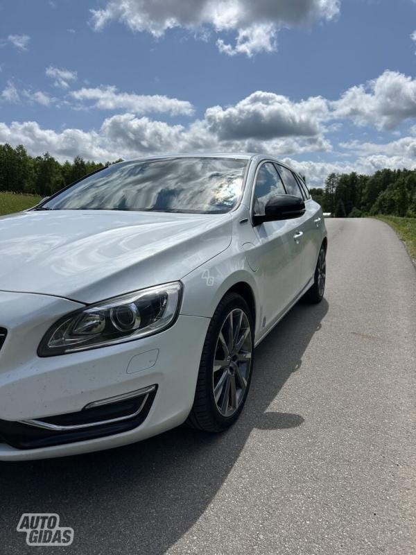 White Volvo V60 2014 in Alytus, with an engine capacity of 2.40 L and mileage of 266 thousand km for 8250 €, photo 2 on AUTOMOTO.COM.LV