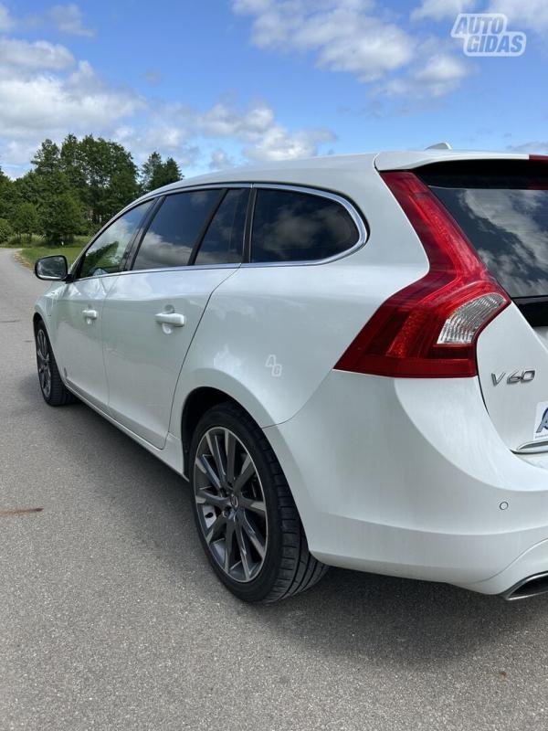 White Volvo V60 2014 in Alytus, with an engine capacity of 2.40 L and mileage of 266 thousand km for 8250 €, photo 3 on AUTOMOTO.COM.LV