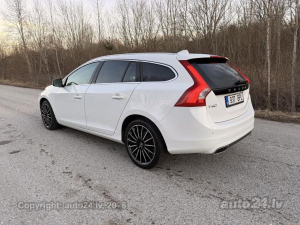 White Volvo V60 2014 in Tallinn, with an engine capacity of 2.40 L and mileage of 189 thousand km for 9600 €, photo 3 on AUTOMOTO.COM.LV