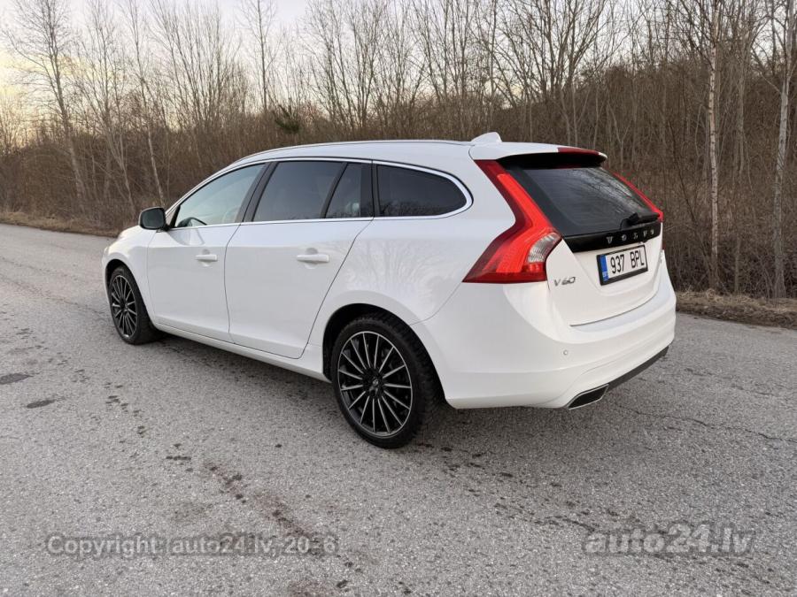 Balts Volvo V60 2014 Tallina, ar dzinēja tilpumu 2.40 L un nobraukumu 189 tūkst. km par 9600 €, foto 4 vietnē AUTOMOTO.COM.LV