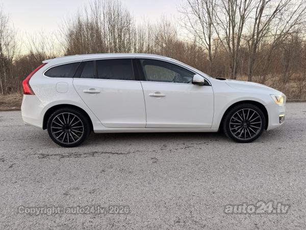 White Volvo V60 2014 in Tallinn, with an engine capacity of 2.40 L and mileage of 189 thousand km for 9600 €, photo 6 on AUTOMOTO.COM.LV