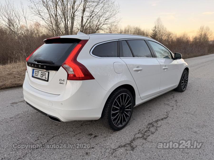Balts Volvo V60 2014 Tallina, ar dzinēja tilpumu 2.40 L un nobraukumu 189 tūkst. km par 9600 €, foto 17 vietnē AUTOMOTO.COM.LV
