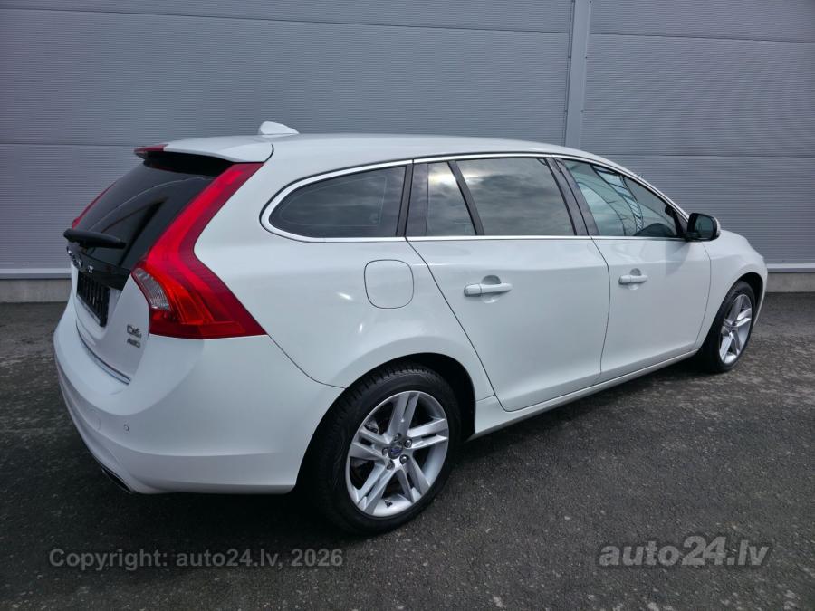 White Volvo V60 2014 in Tallinn, with an engine capacity of 2.40 L and mileage of 210 thousand km for 8790 €, photo 4 on AUTOMOTO.COM.LV