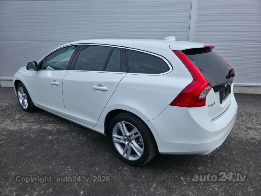 White Volvo V60 2014 in Tallinn, with an engine capacity of 2.40 L and mileage of 210 thousand km for 8790 €, photo 5 on AUTOMOTO.COM.LV