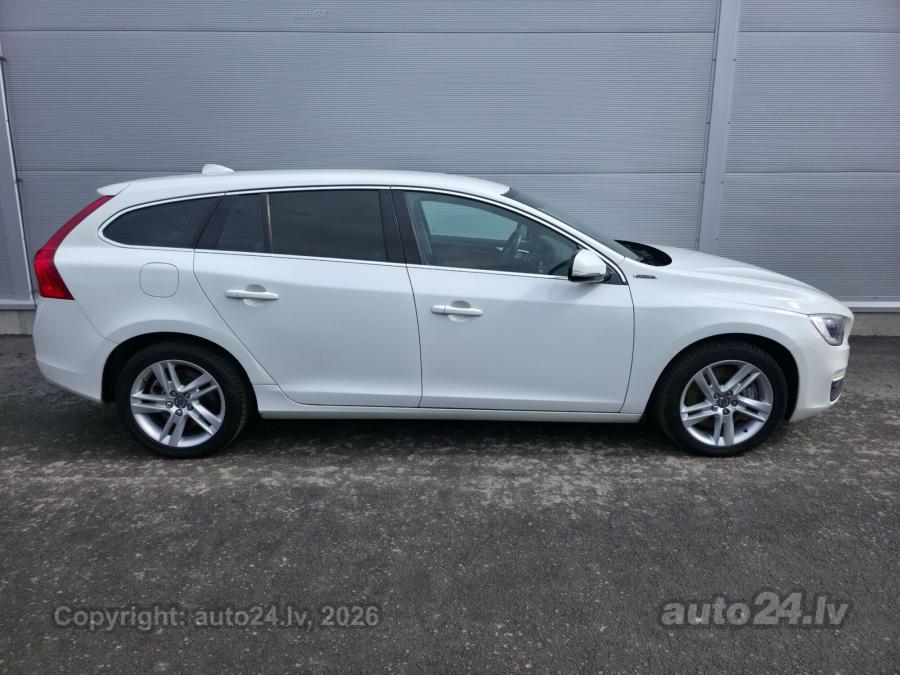 White Volvo V60 2014 in Tallinn, with an engine capacity of 2.40 L and mileage of 210 thousand km for 8790 €, photo 6 on AUTOMOTO.COM.LV
