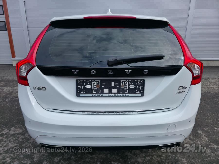 White Volvo V60 2014 in Tallinn, with an engine capacity of 2.40 L and mileage of 210 thousand km for 8790 €, photo 9 on AUTOMOTO.COM.LV