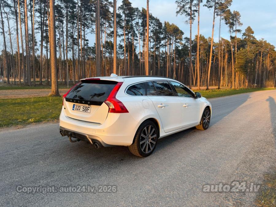 White Volvo V60 2014 in Parnu, with an engine capacity of 2.40 L and mileage of 346 thousand km for 8880 €, photo 4 on AUTOMOTO.COM.LV