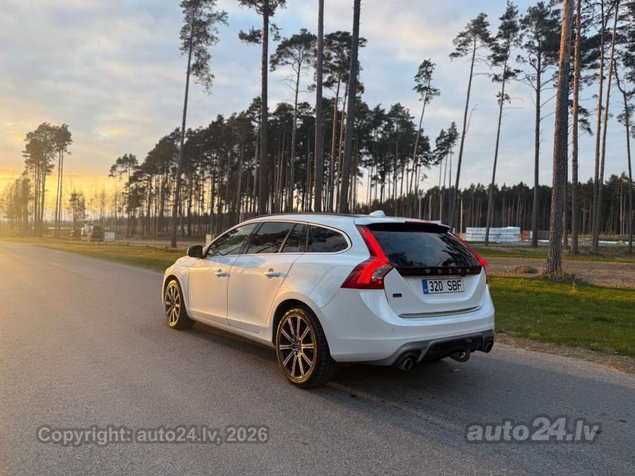 White Volvo V60 2014 in Parnu, with an engine capacity of 2.40 L and mileage of 346 thousand km for 8880 €, photo 6 on AUTOMOTO.COM.LV