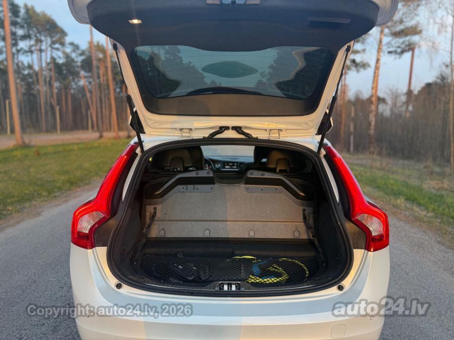 White Volvo V60 2014 in Parnu, with an engine capacity of 2.40 L and mileage of 346 thousand km for 8880 €, photo 10 on AUTOMOTO.COM.LV