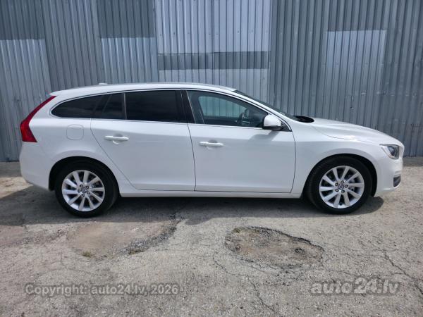 Balts Volvo V60 2014 Tallina, ar dzinēja tilpumu 2.00 L un nobraukumu 261 tūkst. km par 8290 €, foto 3 vietnē AUTOMOTO.COM.LV