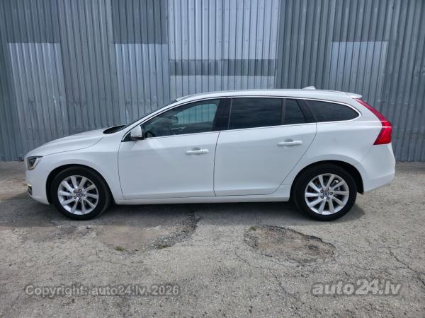 Balts Volvo V60 2014 Tallina, ar dzinēja tilpumu 2.00 L un nobraukumu 261 tūkst. km par 8290 €, foto 4 vietnē AUTOMOTO.COM.LV