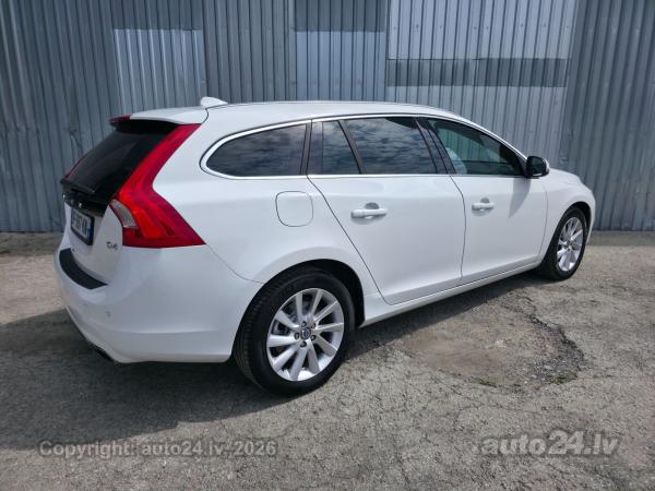 Balts Volvo V60 2014 Tallina, ar dzinēja tilpumu 2.00 L un nobraukumu 261 tūkst. km par 8290 €, foto 6 vietnē AUTOMOTO.COM.LV