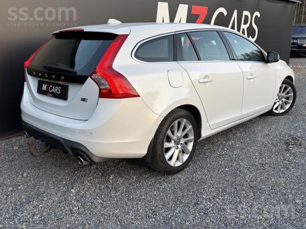 White Volvo V60 2014 in Riga, with an engine capacity of 2.00 L and mileage of 262 thousand km for 7390 €, photo 3 on AUTOMOTO.COM.LV