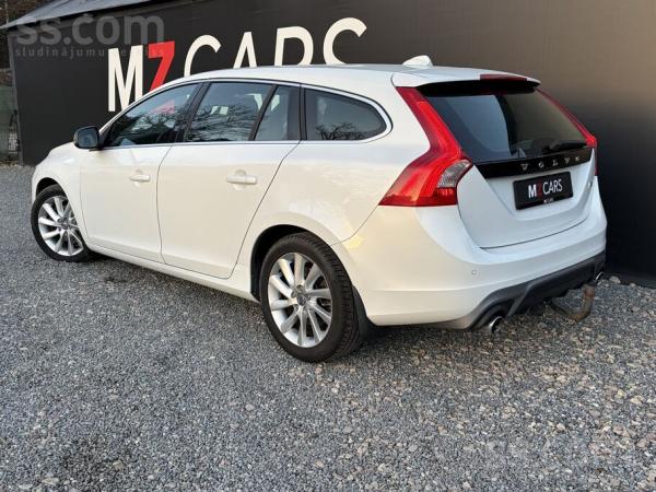 White Volvo V60 2014 in Riga, with an engine capacity of 2.00 L and mileage of 262 thousand km for 7390 €, photo 4 on AUTOMOTO.COM.LV