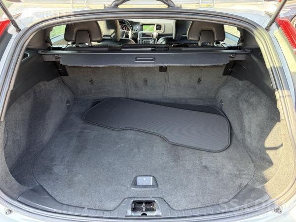 White Volvo V60 2014 in Riga, with an engine capacity of 2.00 L and mileage of 262 thousand km for 7390 €, photo 10 on AUTOMOTO.COM.LV