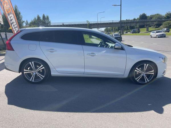White Volvo V60 2014 in Kaunas, with an engine capacity of 1.96 L and mileage of 268 thousand km for 6950 €, photo 7 on AUTOMOTO.COM.LV