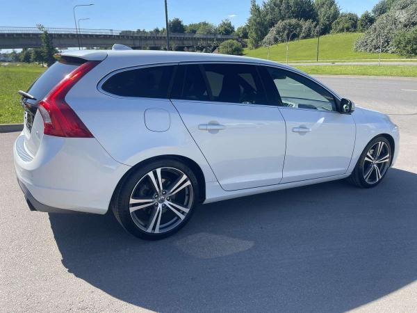 White Volvo V60 2014 in Kaunas, with an engine capacity of 1.96 L and mileage of 268 thousand km for 6950 €, photo 8 on AUTOMOTO.COM.LV