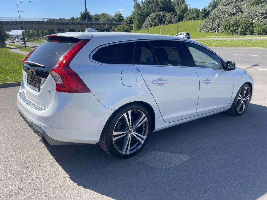 White Volvo V60 2014 in Kaunas, with an engine capacity of 1.96 L and mileage of 268 thousand km for 6950 €, photo 10 on AUTOMOTO.COM.LV
