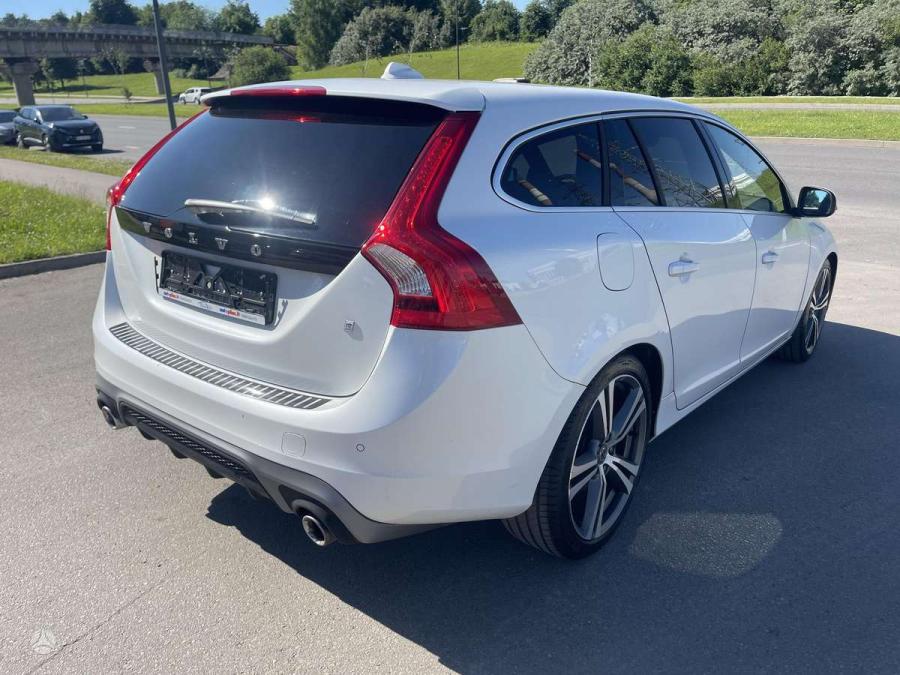White Volvo V60 2014 in Kaunas, with an engine capacity of 1.96 L and mileage of 268 thousand km for 6950 €, photo 11 on AUTOMOTO.COM.LV