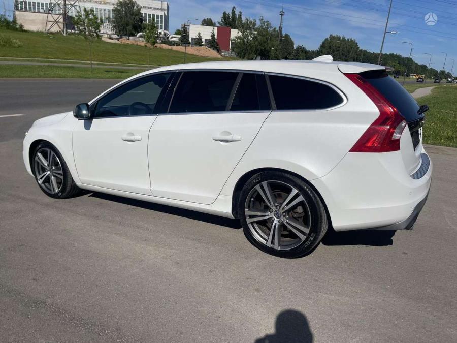 White Volvo V60 2014 in Kaunas, with an engine capacity of 1.96 L and mileage of 268 thousand km for 6950 €, photo 15 on AUTOMOTO.COM.LV