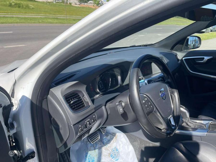 White Volvo V60 2014 in Kaunas, with an engine capacity of 1.96 L and mileage of 268 thousand km for 6950 €, photo 18 on AUTOMOTO.COM.LV