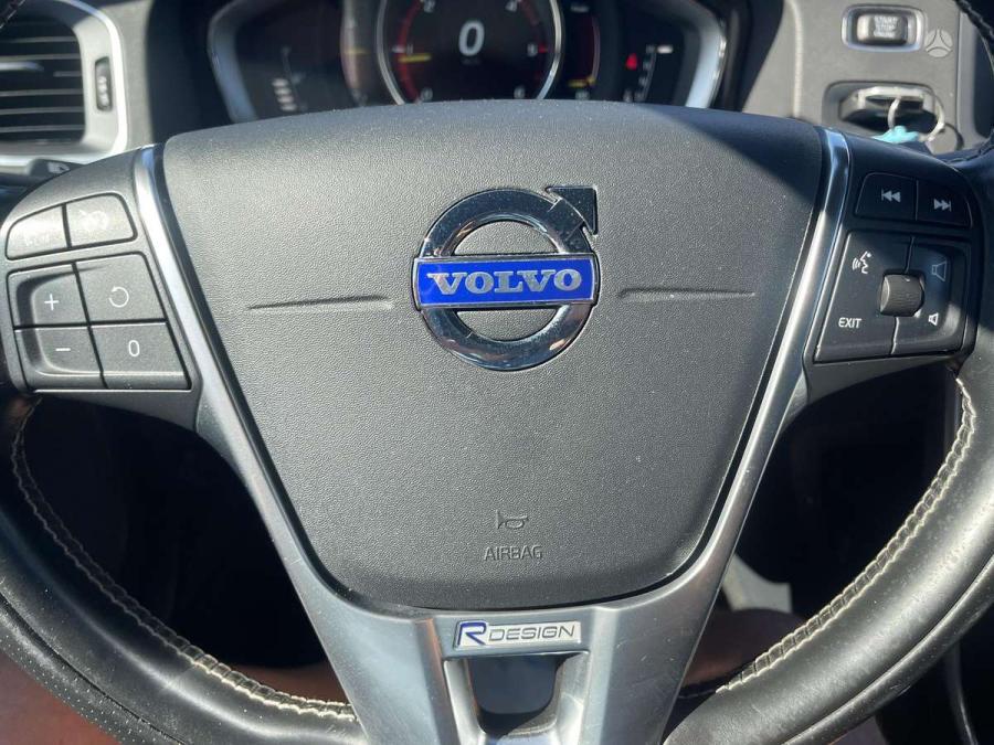 White Volvo V60 2014 in Kaunas, with an engine capacity of 1.96 L and mileage of 268 thousand km for 6950 €, photo 19 on AUTOMOTO.COM.LV