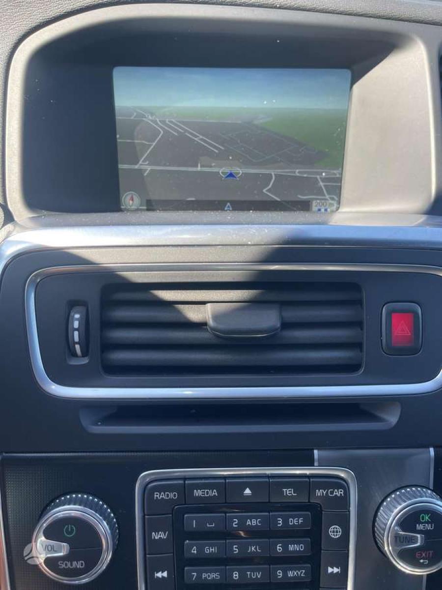 White Volvo V60 2014 in Kaunas, with an engine capacity of 1.96 L and mileage of 268 thousand km for 6950 €, photo 21 on AUTOMOTO.COM.LV