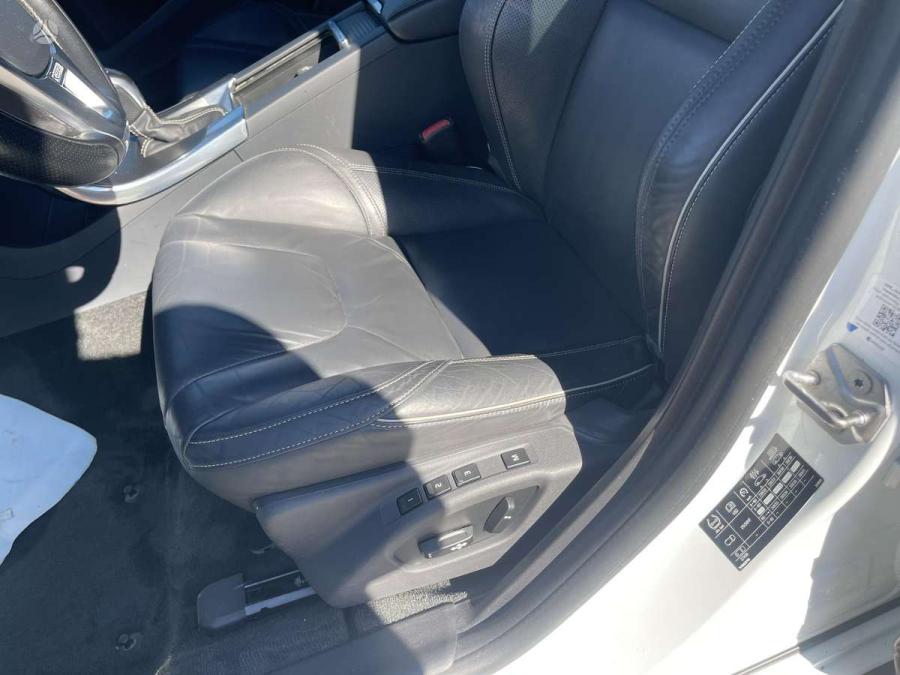 White Volvo V60 2014 in Kaunas, with an engine capacity of 1.96 L and mileage of 268 thousand km for 6950 €, photo 23 on AUTOMOTO.COM.LV