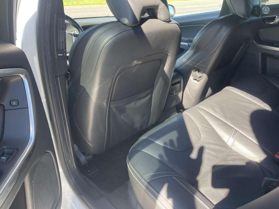 White Volvo V60 2014 in Kaunas, with an engine capacity of 1.96 L and mileage of 268 thousand km for 6950 €, photo 24 on AUTOMOTO.COM.LV