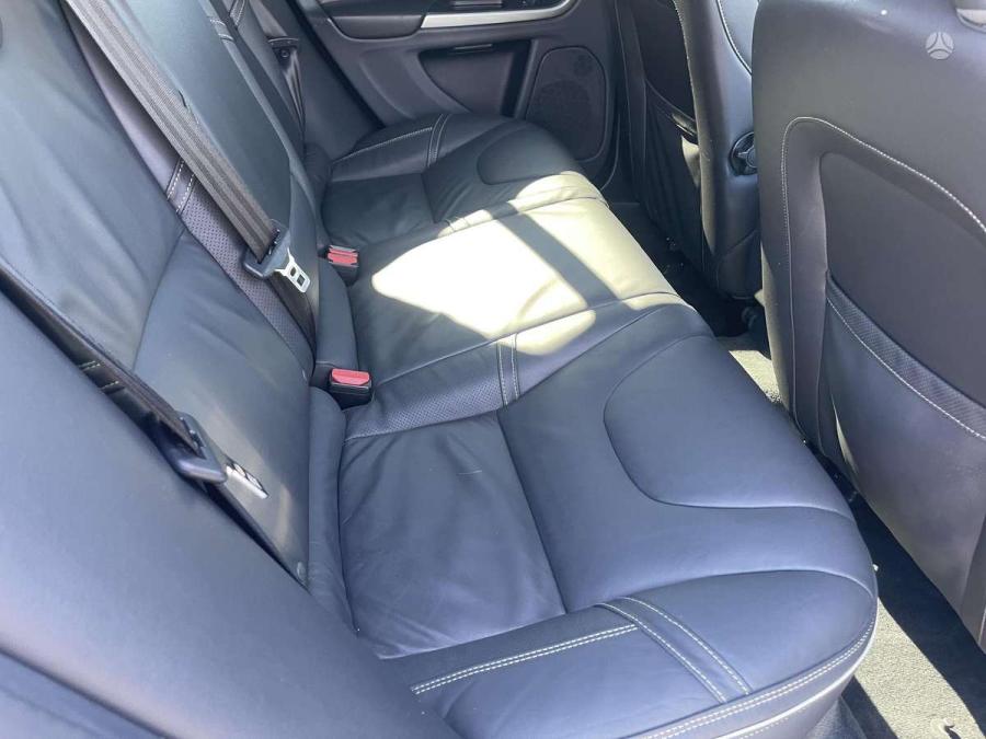 White Volvo V60 2014 in Kaunas, with an engine capacity of 1.96 L and mileage of 268 thousand km for 6950 €, photo 26 on AUTOMOTO.COM.LV