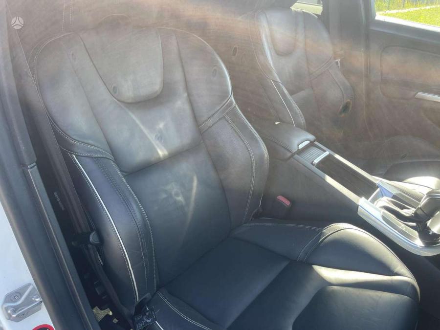 White Volvo V60 2014 in Kaunas, with an engine capacity of 1.96 L and mileage of 268 thousand km for 6950 €, photo 28 on AUTOMOTO.COM.LV