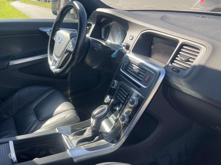 White Volvo V60 2014 in Kaunas, with an engine capacity of 1.96 L and mileage of 268 thousand km for 6950 €, photo 29 on AUTOMOTO.COM.LV
