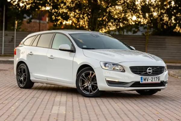 White Volvo V60 2014 in Jelgava, with an engine capacity of 1.60 L and mileage of 198 thousand km for 6600 €, photo 2 on AUTOMOTO.COM.LV