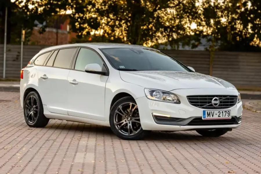 Balts Volvo V60 2014 Jelgava, ar dzinēja tilpumu 1.60 L un nobraukumu 198 tūkst. km par 6600 €, foto 3 vietnē AUTOMOTO.COM.LV