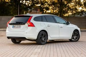 Balts Volvo V60 2014 Jelgava, ar dzinēja tilpumu 1.60 L un nobraukumu 198 tūkst. km par 6600 €, foto 5 vietnē AUTOMOTO.COM.LV