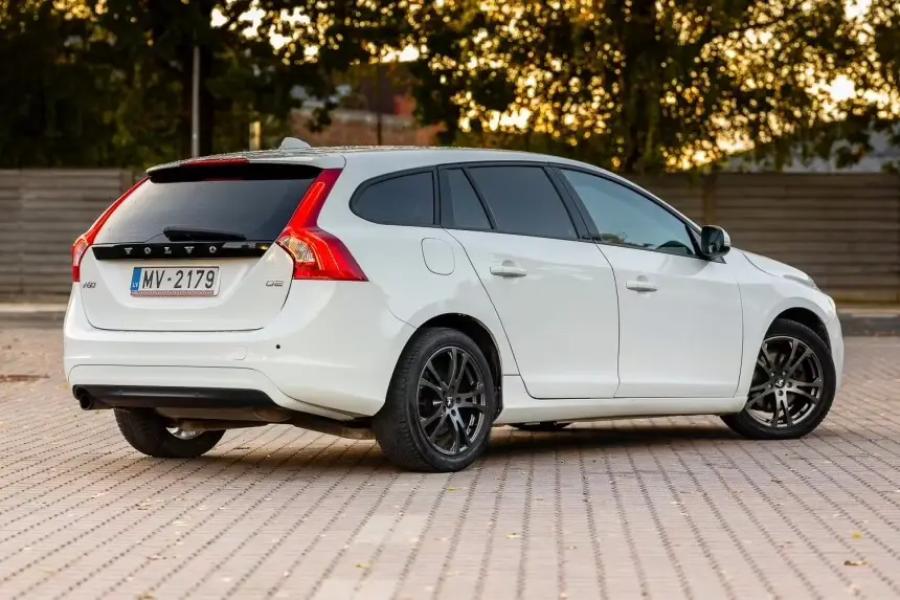 Balts Volvo V60 2014 Jelgava, ar dzinēja tilpumu 1.60 L un nobraukumu 198 tūkst. km par 6600 €, foto 5 vietnē AUTOMOTO.COM.LV