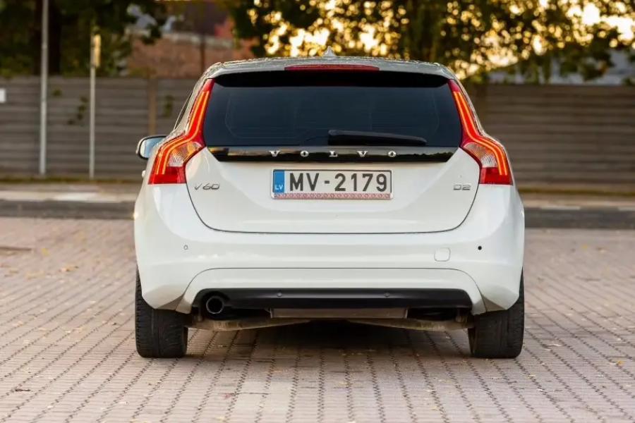 Balts Volvo V60 2014 Jelgava, ar dzinēja tilpumu 1.60 L un nobraukumu 198 tūkst. km par 6600 €, foto 6 vietnē AUTOMOTO.COM.LV