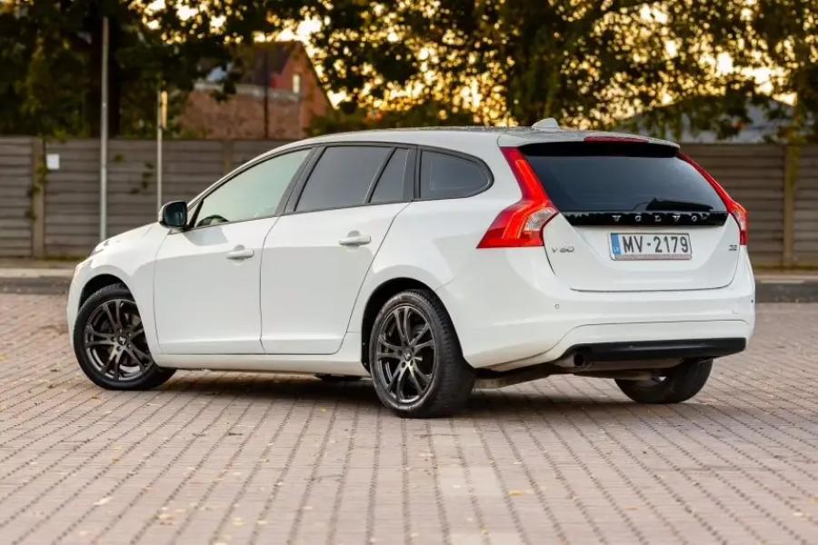Balts Volvo V60 2014 Jelgava, ar dzinēja tilpumu 1.60 L un nobraukumu 198 tūkst. km par 6600 €, foto 7 vietnē AUTOMOTO.COM.LV