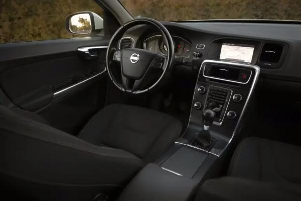 White Volvo V60 2014 in Jelgava, with an engine capacity of 1.60 L and mileage of 198 thousand km for 6600 €, photo 7 on AUTOMOTO.COM.LV