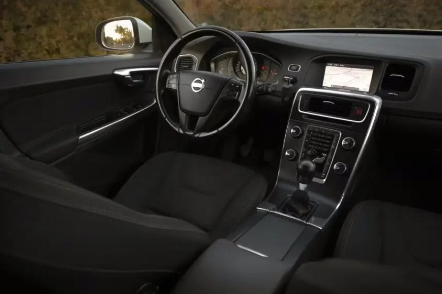 Balts Volvo V60 2014 Jelgava, ar dzinēja tilpumu 1.60 L un nobraukumu 198 tūkst. km par 6600 €, foto 8 vietnē AUTOMOTO.COM.LV