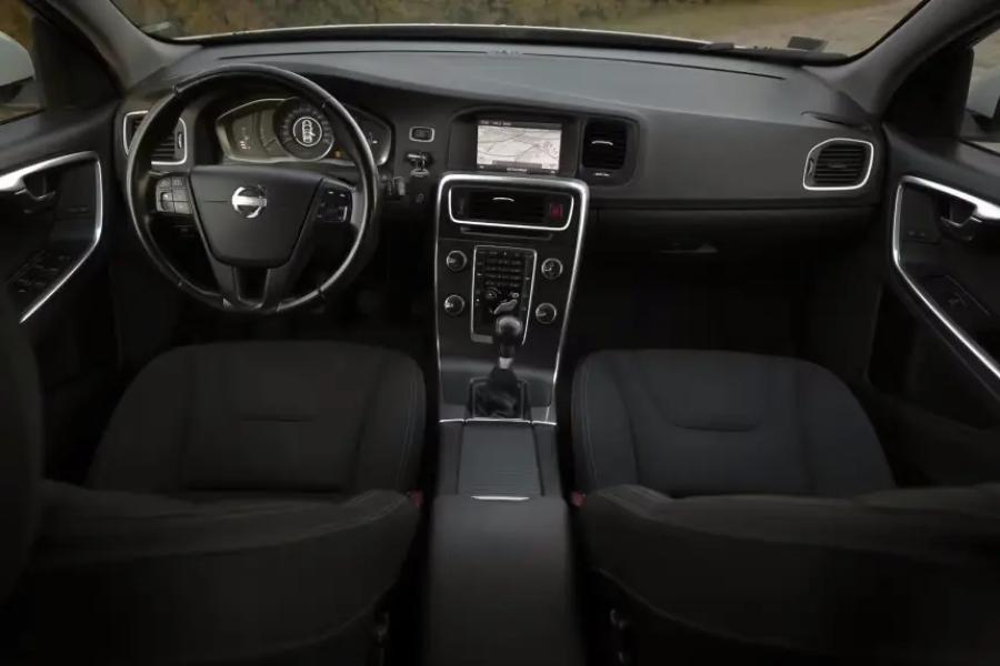Balts Volvo V60 2014 Jelgava, ar dzinēja tilpumu 1.60 L un nobraukumu 198 tūkst. km par 6600 €, foto 9 vietnē AUTOMOTO.COM.LV
