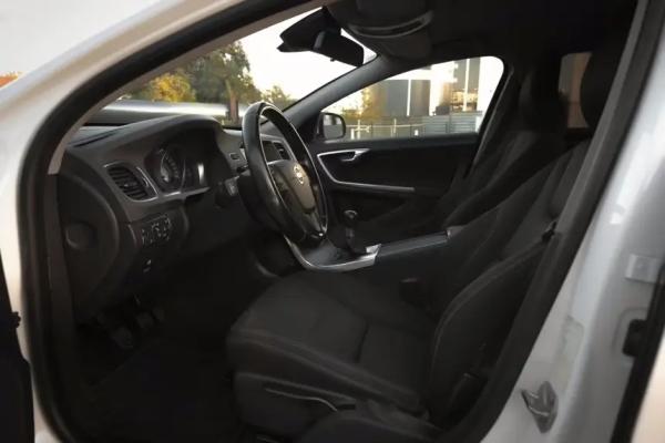 White Volvo V60 2014 in Jelgava, with an engine capacity of 1.60 L and mileage of 198 thousand km for 6600 €, photo 9 on AUTOMOTO.COM.LV