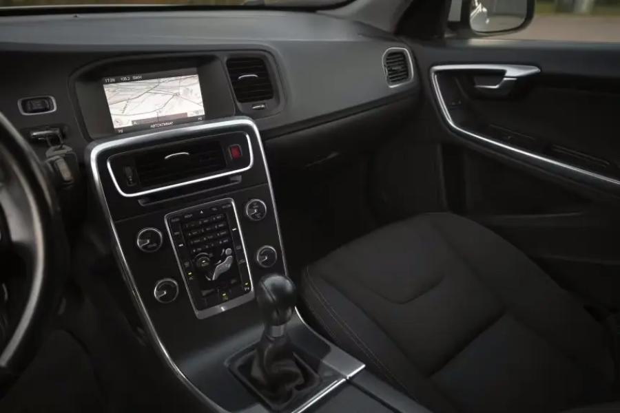 Balts Volvo V60 2014 Jelgava, ar dzinēja tilpumu 1.60 L un nobraukumu 198 tūkst. km par 6600 €, foto 11 vietnē AUTOMOTO.COM.LV